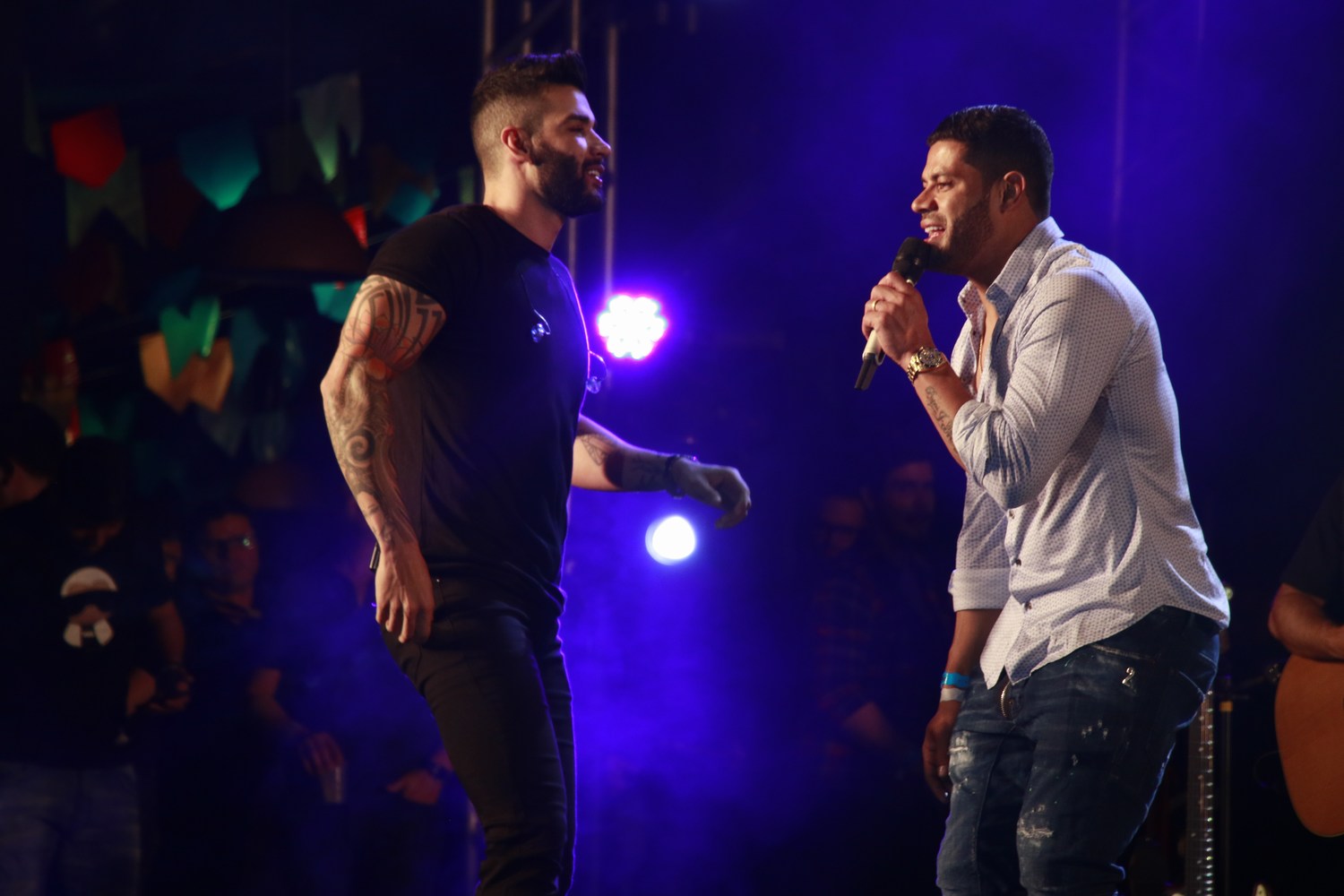 Fora da Copa, Huck canta com Gustavo Lima em festa de São João - Hora ...