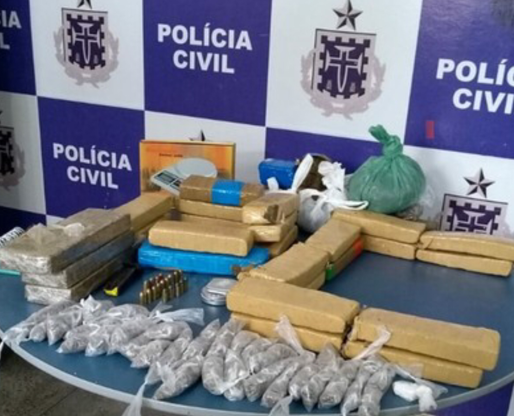 Polícia encontra muita droga em boca de fumo - Hora do Bico Hora do Bico